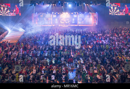 25 May 2018, Germany, Gelsenkirchen: Rob Cross of England takes a ...