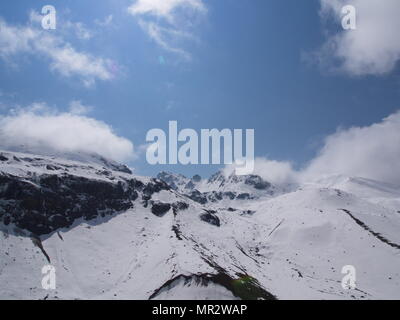 A scenic view of Zero Point (Yume Samdong) in clouds in Sikkim, India ...