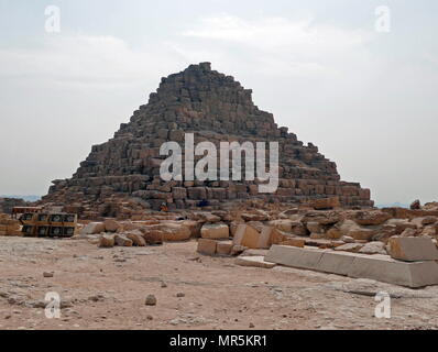 G1c, is thought to be the Pyramid tomb of queen Henutsen. one of the ...
