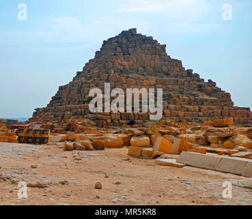 G1c, is thought to be the Pyramid tomb of queen Henutsen. one of the ...