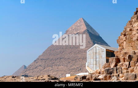 Boat of Ra (Solar Boat) museum next to the Pyramid of Khafre or of ...