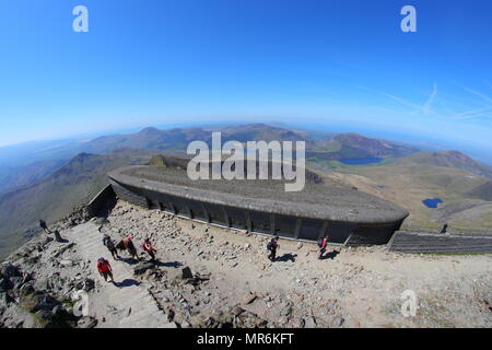 Snowdon Summit Visitor Centre & Train Station Stock Photo - Alamy