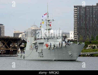 Canadian Navy Kingston class patrol Vessel HMCS Edmonton (MM 703)on ...
