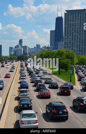 Traffic in downtown Chicago heading towards the Wrigley Building (a ...