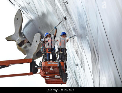 Seamen paint the hull of USS Blue Ridge Stock Photo - Alamy