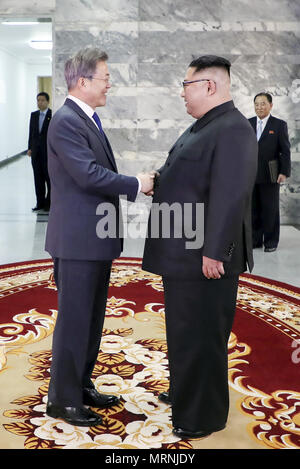 Panmunjom, South Korea. 27th May, 2017. Flags of South Korea, the ...