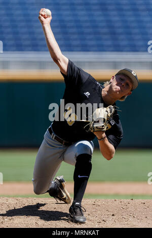 Illinois Fighting Illini starting pitcher Julius Sanchez (15) delivers ...