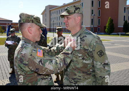 U.S. Army Col. Carl Worthington, left, commander of the 2nd Theater ...