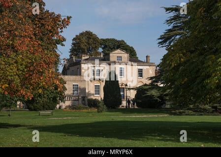 Bury Knowle Park, Headington, Oxford, Lion sculpture Stock Photo - Alamy