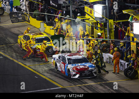 Kyle Busch (18) makes a pit stop during the NASCAR Daytona 500 auto ...