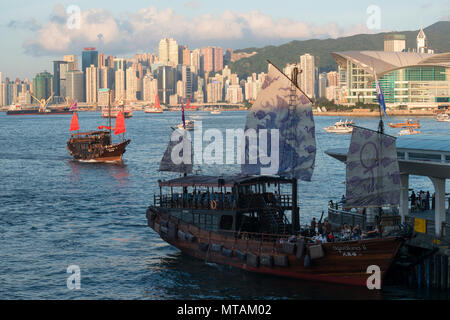 Traditional Chinese junks, Victoria harbor, Hong Kong, China Stock ...