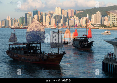 Traditional Chinese junks, Victoria harbor, Hong Kong, China Stock ...