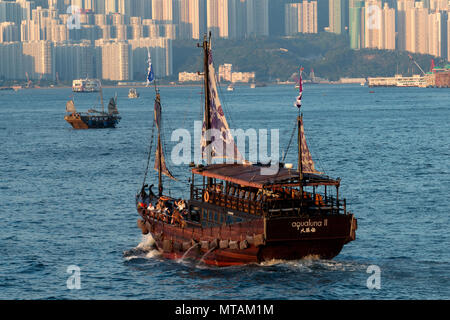 Traditional Chinese junks, Victoria harbor, Hong Kong, China Stock ...