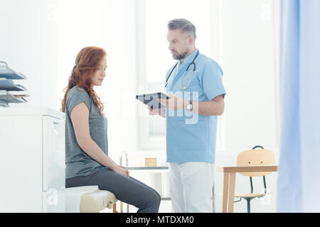 Female Patient With Headache In A Clinic Stock Photo - Alamy