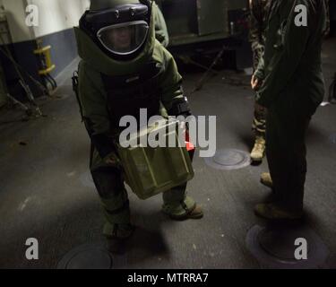 EOD Bomb Disposal Suit, used in Afghanistan and Iraq Stock Photo - Alamy