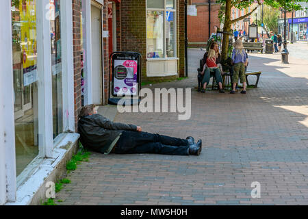 Alcoholic homeless man drinking in alleyway Stock Photo - Alamy