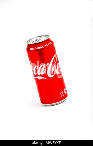 A 16 ounce can of Coca Cola Stock Photo: 187601780 - Alamy