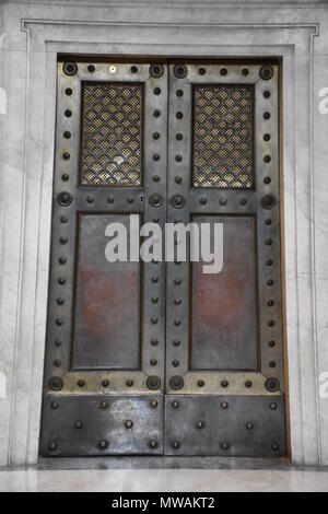 Rome. Atrium of the Basilica of San Pietro. Door of Filarete Stock ...