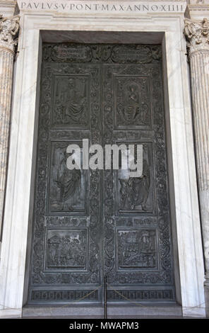 Rome. Atrium of the Basilica of San Pietro. Door of Filarete Stock ...