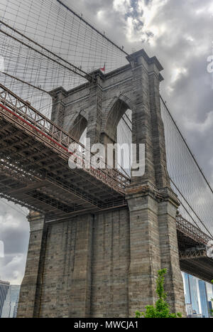 Gothic arches of the Brooklyn Bridge from Brooklyn Bridge Park Stock ...