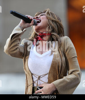 Shania Twain on Today Show to talk about her new album Queen of Me in ...