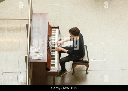 Busker playing the piano at Kings Cross St Pancras Station, London ...