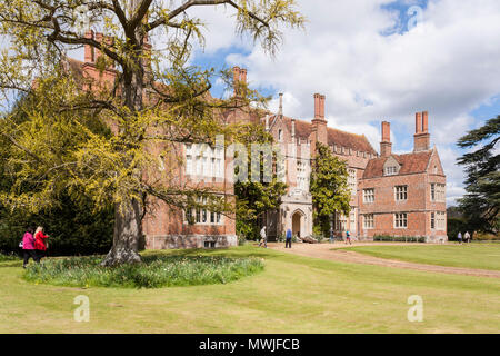 Mapledurham House exterior view of the Elizabethan stately home in ...