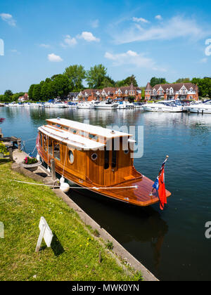 River Thames River Bank, Thames Path, Bourne End, Buckinghamshire ...