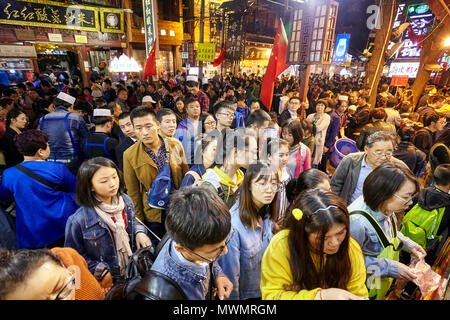 CHINA, XIAN: Chinese people wait in long line to buy takeout Peking ...