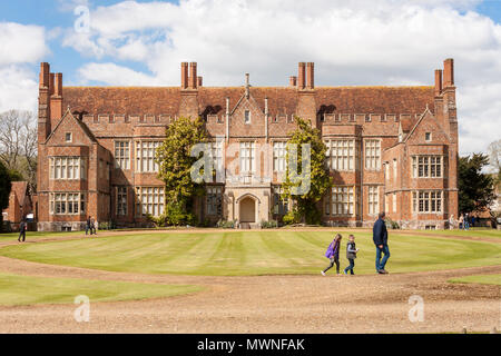 Mapledurham House exterior view of the Elizabethan stately home in ...