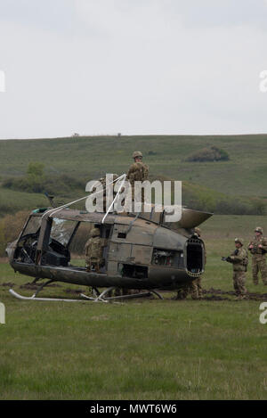U.S. Soldiers with the Bravo Company, 277th Aviation Support Battalion ...