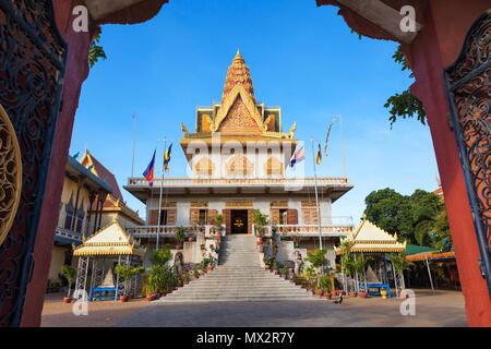Silhouette of Royal palace in Pnom Penh at Sunset Cambodia Stock Photo ...