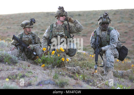 U.S. Army 1st Lt. Dillon Brennan, 722nd Ordnance Company (EOD), 192nd ...