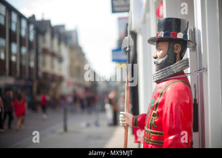 London, Beefeater costume Royal guard at the Tower of London Stock ...