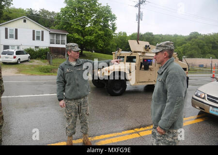 Missouri Army National Guardsmen of the 1175th Military Police Company ...
