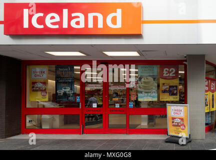 front entrance of iceland supermarket in the chequers shopping centre ...