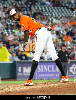 New York Yankees' Miguel Castro pitches during the seventh inning of ...