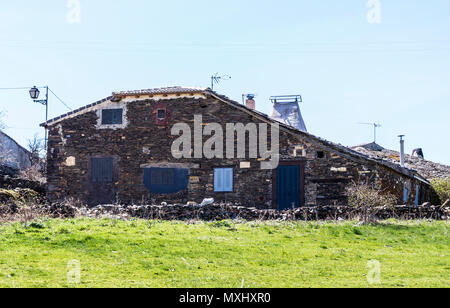 El Muyo. Pueblo negro de pizarra. Ruta de los pueblos rojos, negros y ...