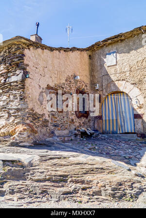 El Muyo. Pueblo negro de pizarra. Ruta de los pueblos rojos, negros y ...