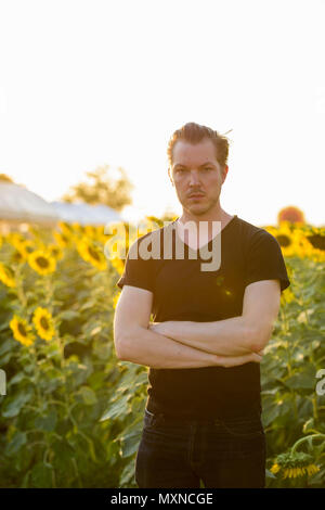 Confident handsome man standing with arms crossed Stock Photo - Alamy