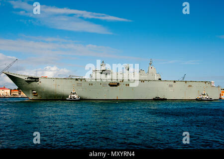 HMAS Canberra L02 Landing Helicopter Dock in front of Sydney Opera ...