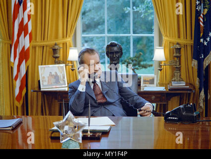 Richard Nixon working in the Lincoln sitting room. Ca. 1969-74 Stock ...