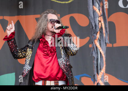 Clive Jackson of Dr and the Medics performing at Wychwood Festival ...
