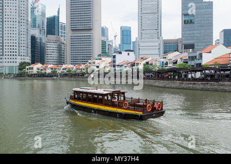 bumboat on the Singapore River, Singapore Stock Photo - Alamy