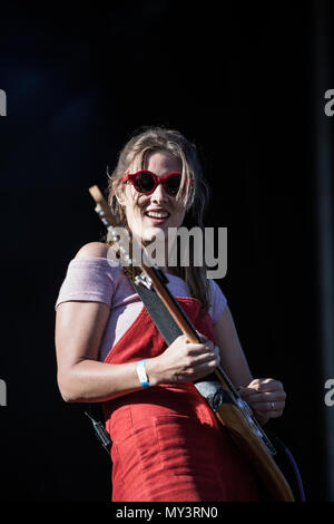 Hannah Joy of Middle Kids performing at the 2018 Field Trip Music ...