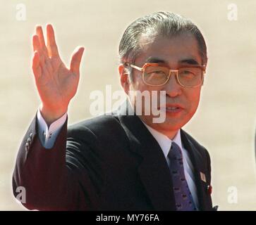 Japanese Prime Minister Keizo Obuchi, center, and his wife Chizuko ...