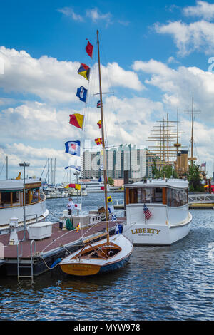 Boats at Penn's Landing, in Philadelphia, Pennsylvania Stock Photo - Alamy
