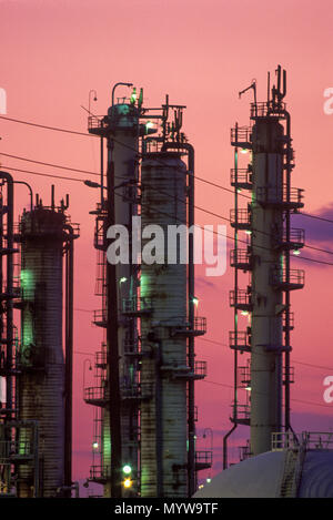 CRACKING TOWERS AND STORAGE TANKS OIL REFINERY Stock Photo - Alamy