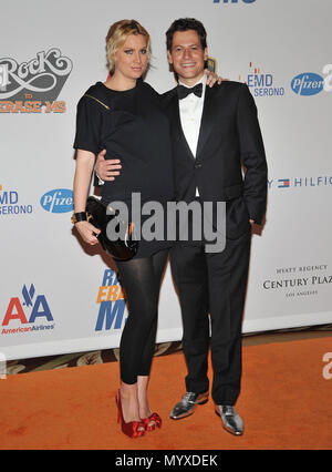 Ioan Gruffudd and Alice Evans with their daughter Ella walking past ...