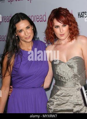 Rumer Willis and Mom Demi Moore pose together on the red carpet at the ...
